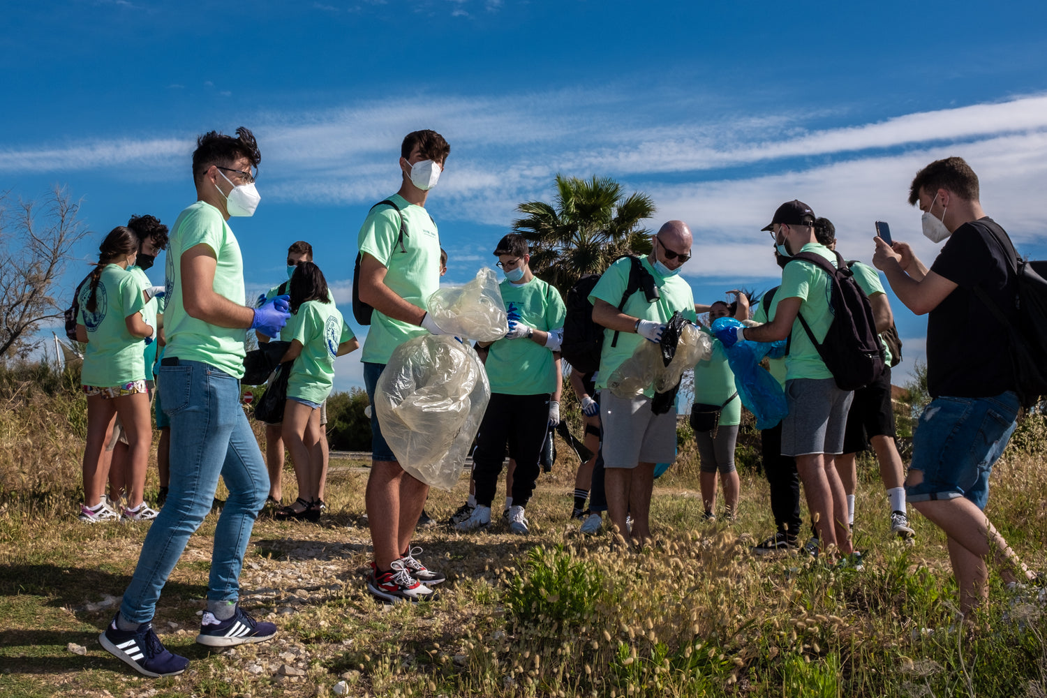 DLYNR | 2 Hands – Dolly Noire